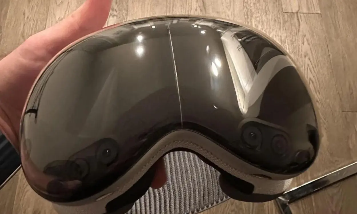 Apple Vision Pro Users Have Started Reporting About Front Panel Glass ...