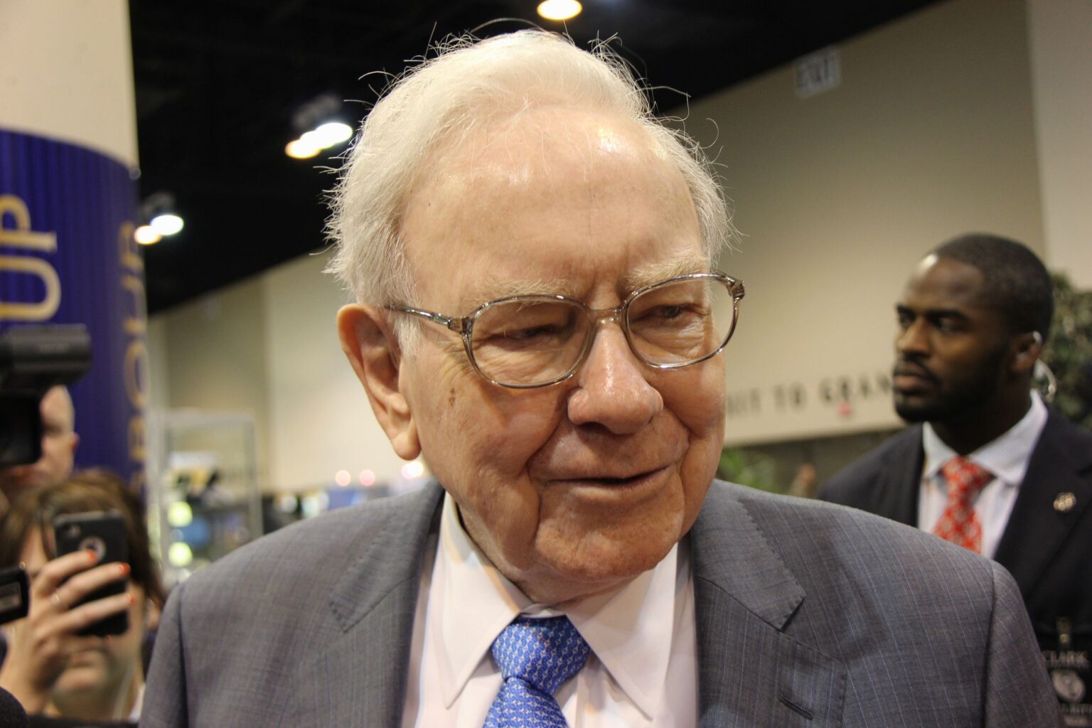 How Warren Buffett's Recent Investment in Paramount Incurs a Major $1.5 ...