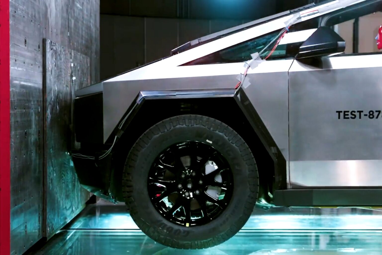 Tesla Cybertruck’s Mirror Finish Debate Is On, Is It Too Shiny for Safe ...