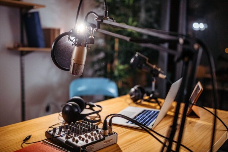 60+ Best Tech Podcasts to Follow for 2024 - Gadget Insiders